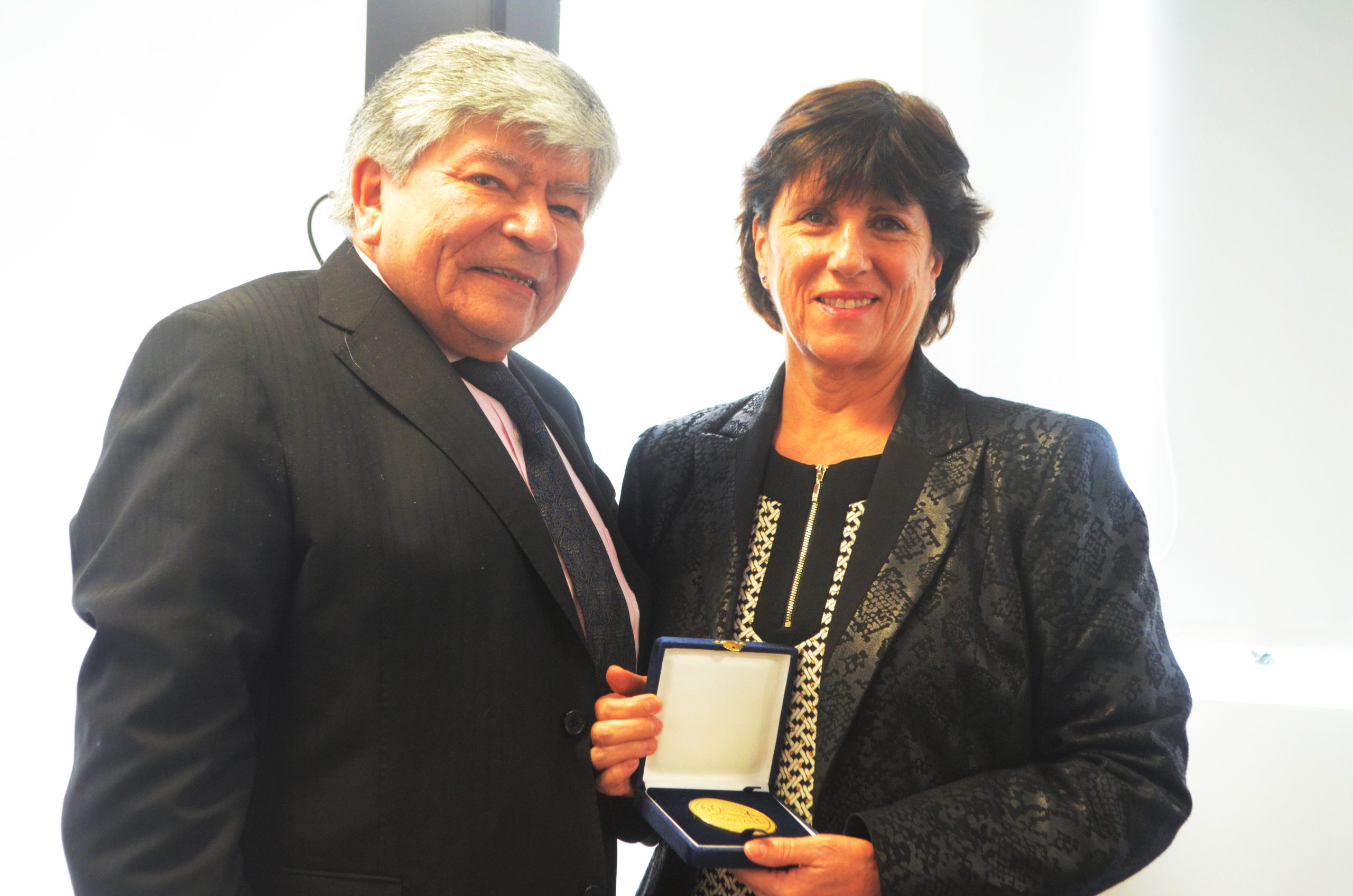 Dra. Patricia Muñoz recibe medalla conmemorativa en ceremonia por los ...